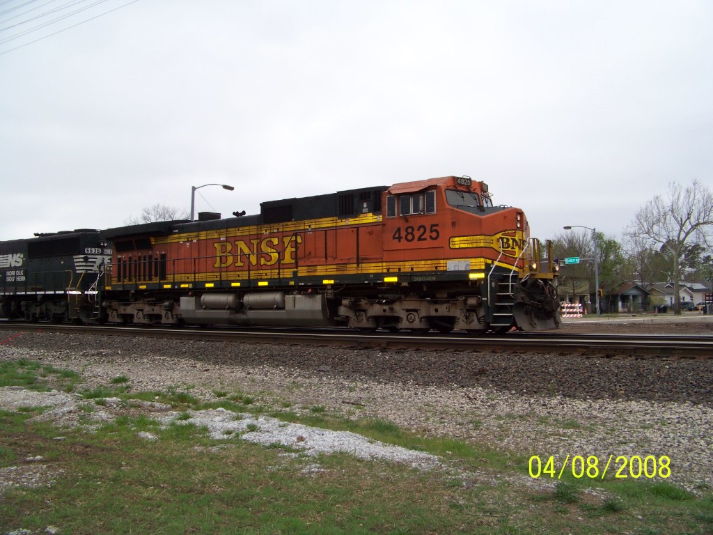 BNSF C44-9W 4825